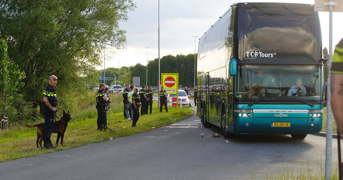 Hooligans die zich misdragen komen niet meer in Twentse bussen, andere ...
