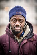 Asielzoeker Philio heeft zijn koffers al klaar staan, maar dan grijpen ...