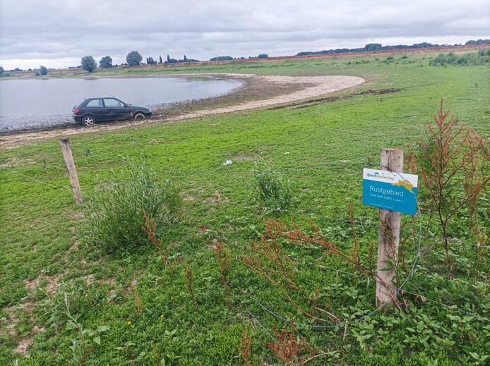 Man heeft geen zin om in natuur bij Deventer met visspullen te slepen ...