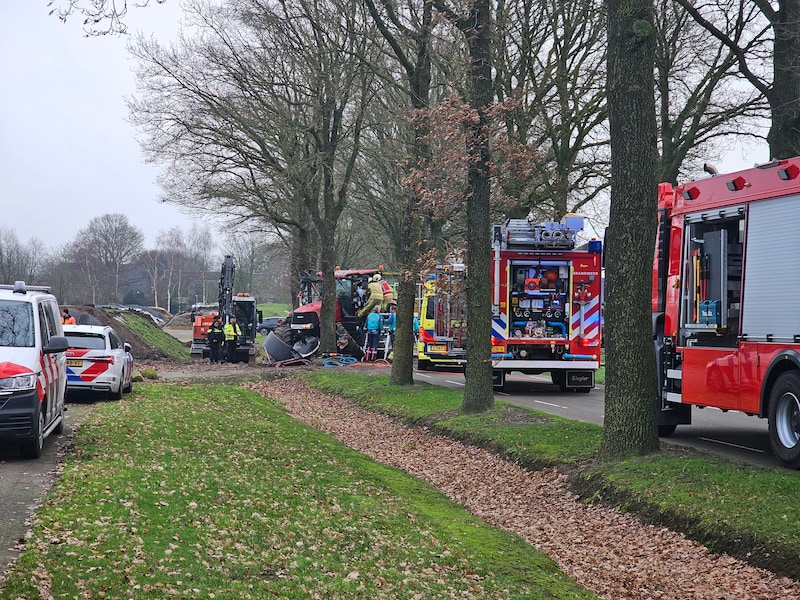 Auto en trein botsen op spoorwegovergang bij Gramsbergen, bestuurder ...