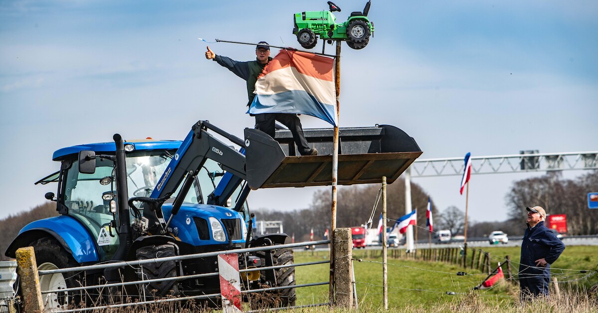 Kilometerslange rij omgekeerde vlaggen langs A1 weer omgedraaid: ‘Voor ...