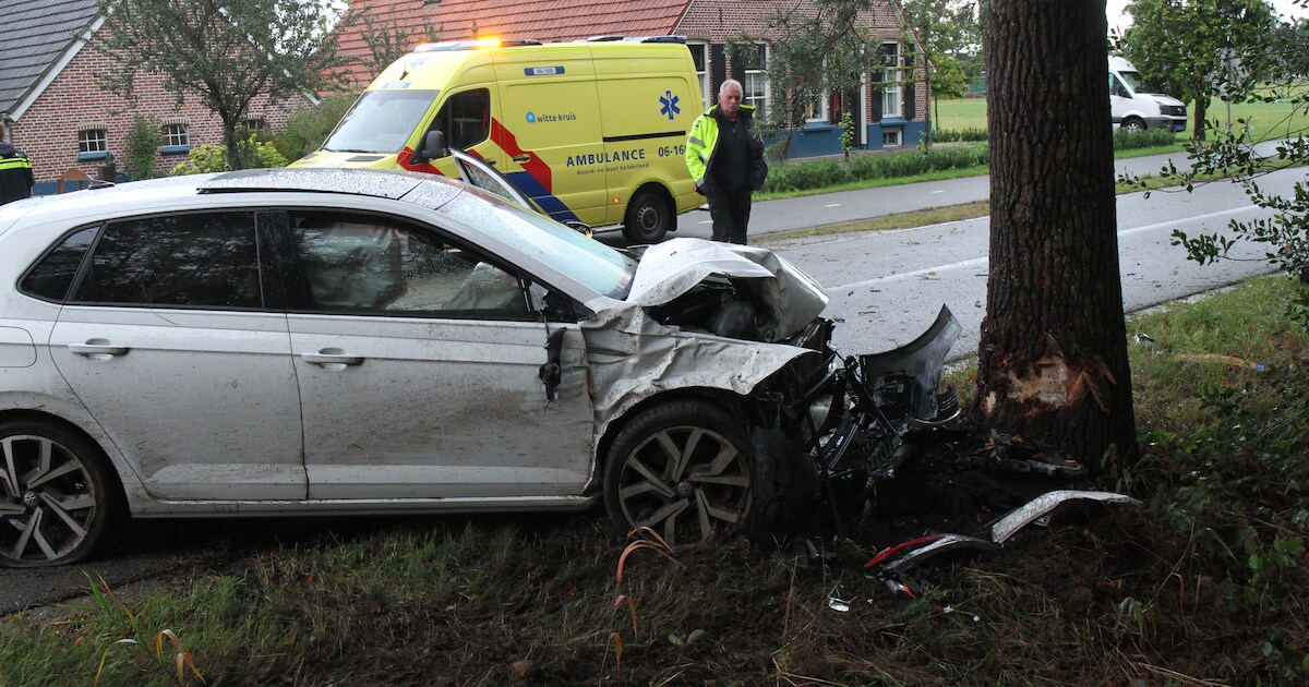 Auto knalt hard tegen boom in Barchem, bestuurder naar ziekenhuis | Lochem | destentor.nl