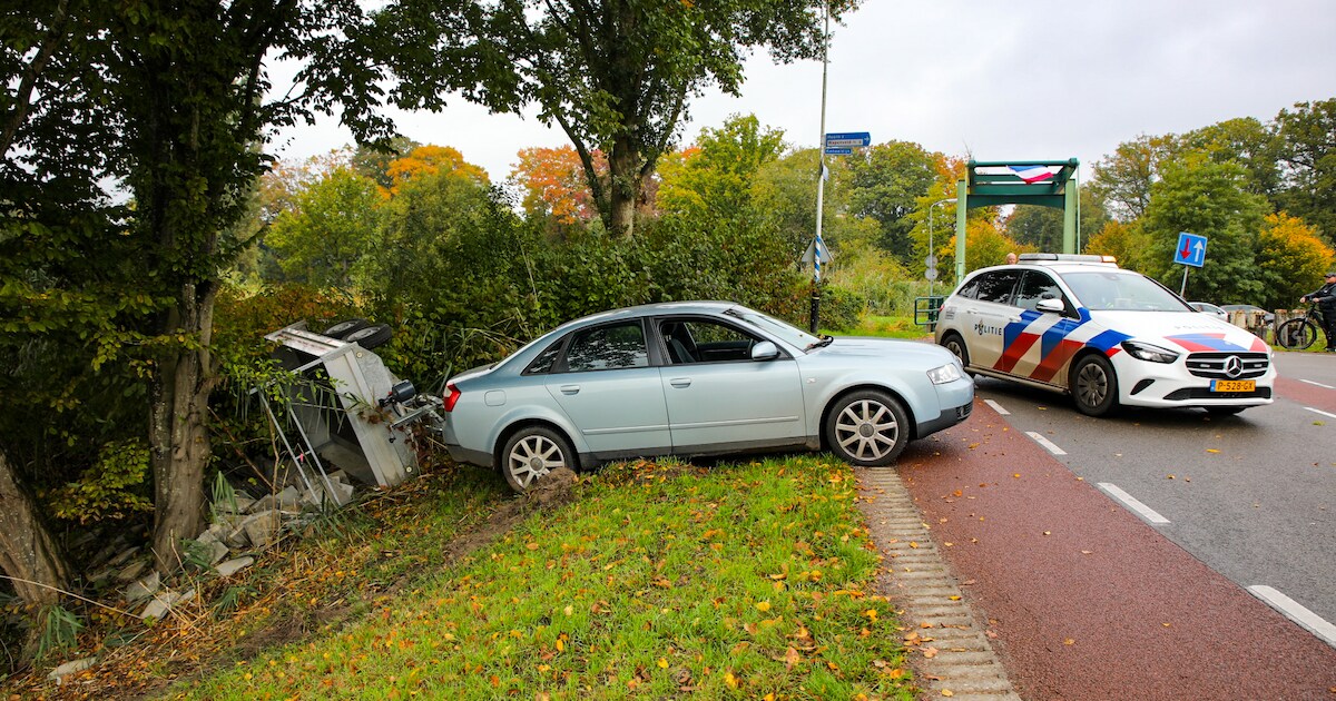 Auto met aanhanger raakt van de weg in Heerde, bestuurder ‘in ernstige ...