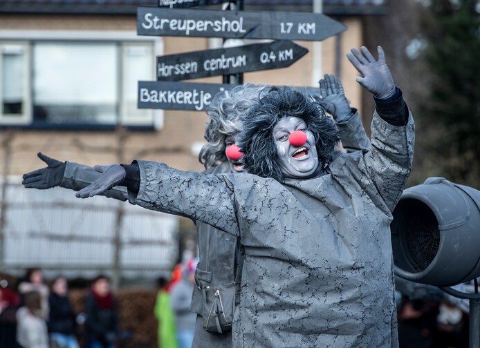 Waar je dit gebied binnengaat gebeurt iets geks met carnaval: ineens is ...