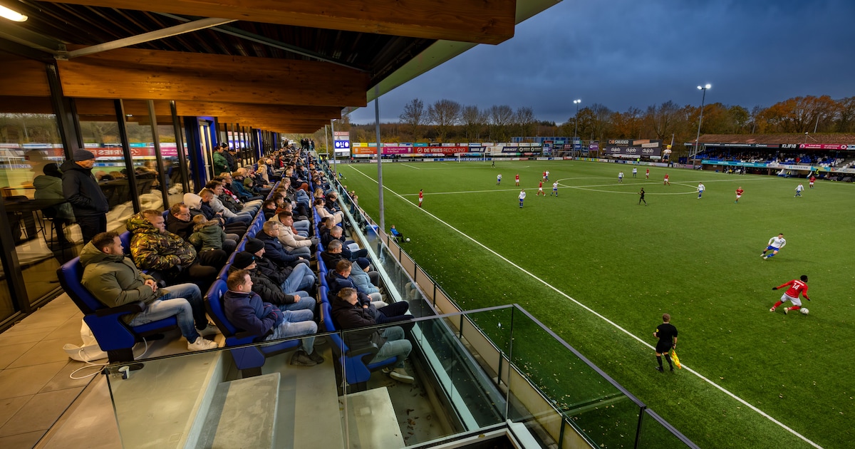 SV Urk zit er warmpjes bij in de nieuwe kantine: ‘Prachtig gebouw ...