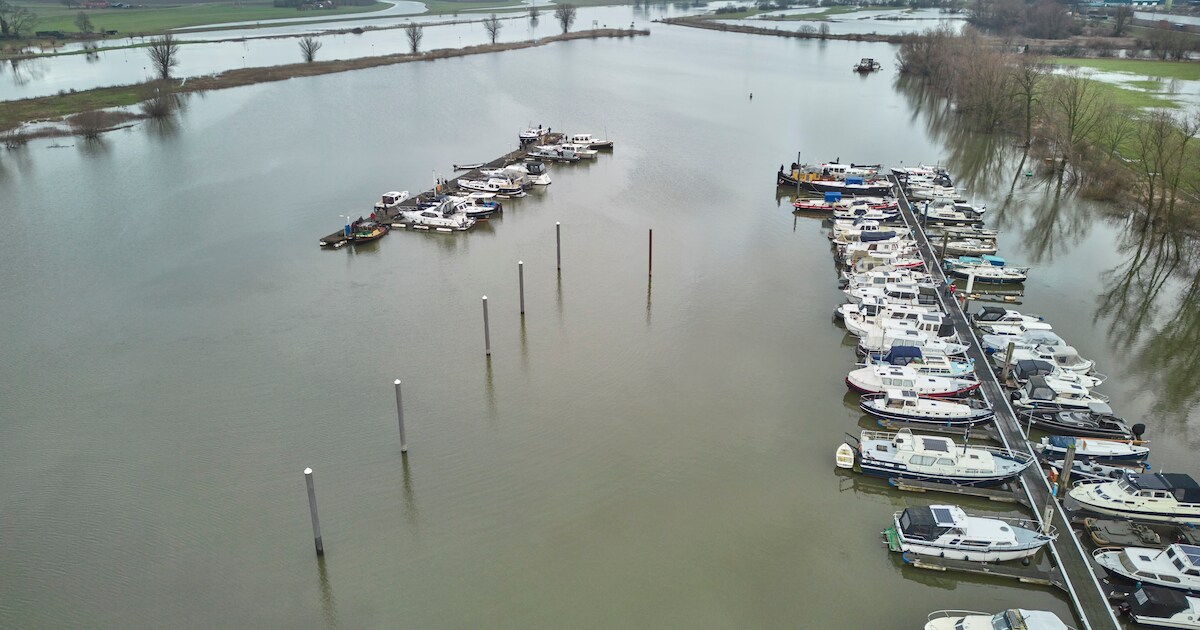 Een bijna militaire operatie: watersportvereniging duwt met eigen ...