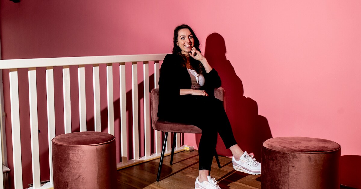 Romy (27) schildert Deventer pand compleet roze voor haar eigen ...