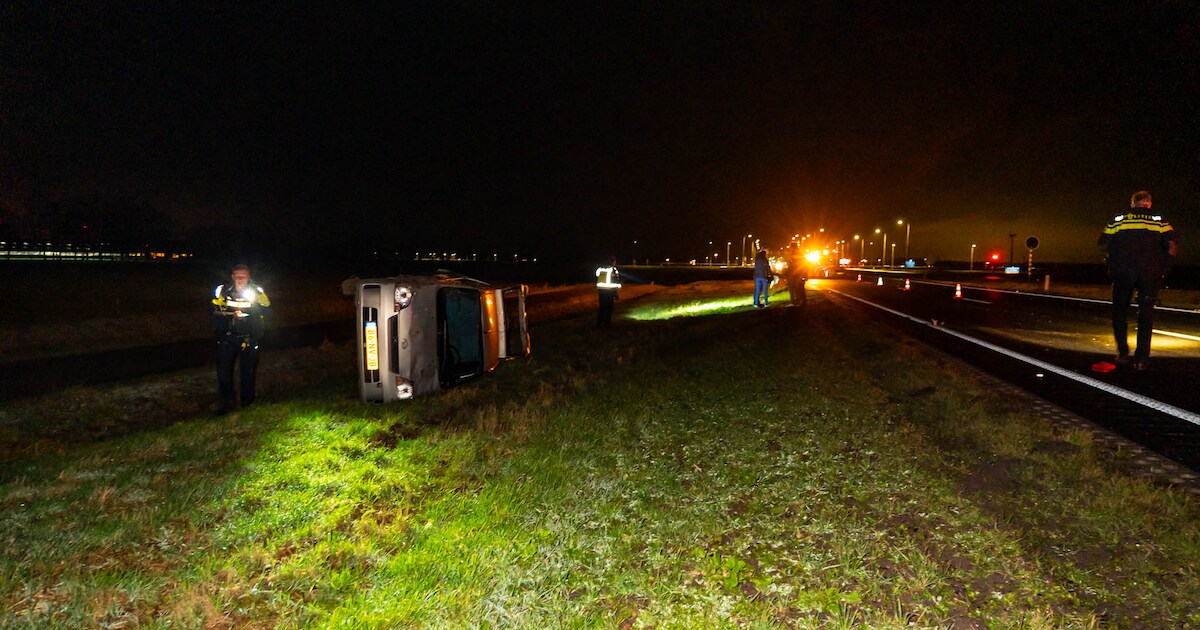 Auto belandt op zijn zijkant na ongeluk op N302 bij Zeewolde | 112 ...