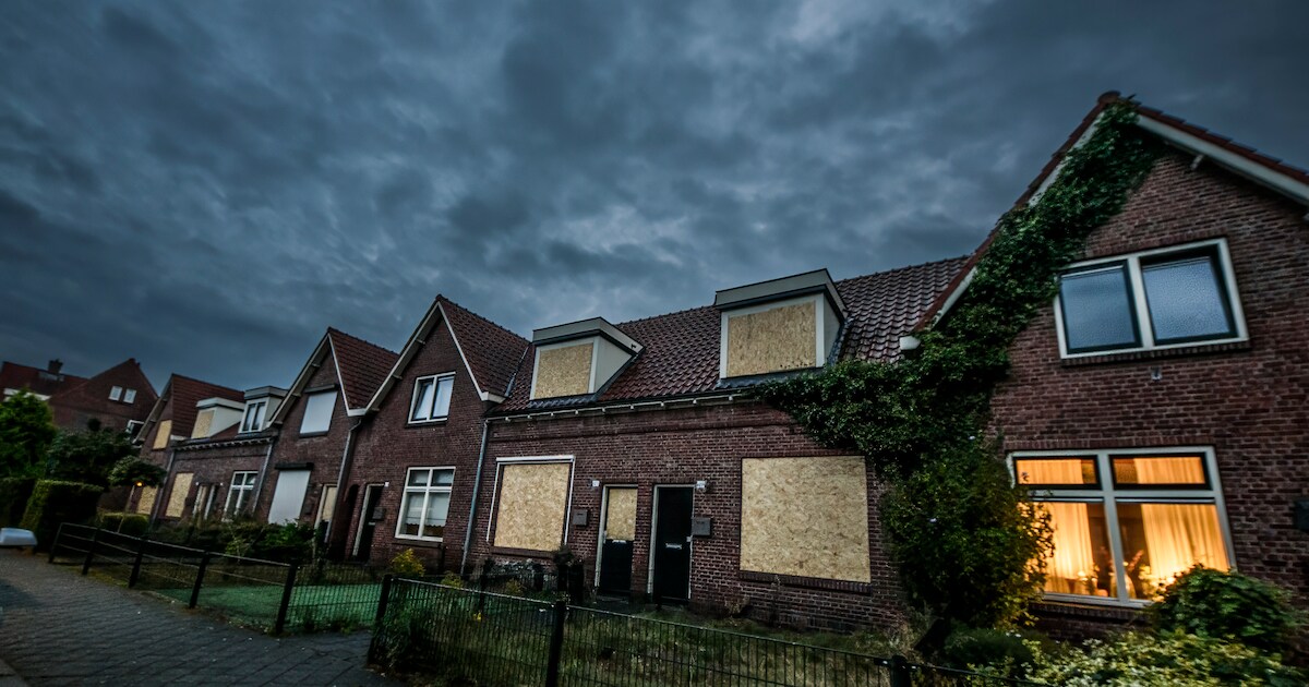 Huizen onbewoonbaar na hoosbui: ‘In sommige huizen staat het water wel ...