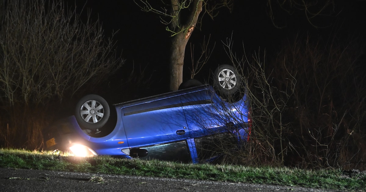 Auto over de kop geslagen op weg tussen Ossenzijl en Oldemarkt | Regio ...