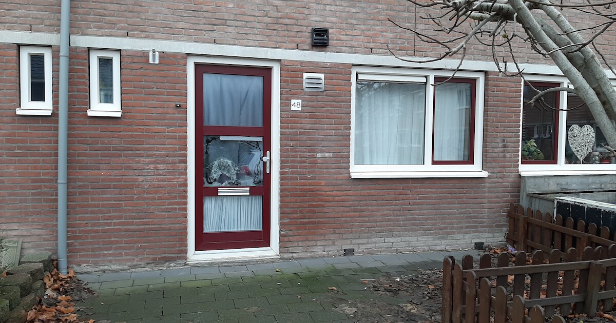 Twee keer ruit ingegooid bij woning, 19-jarige Urker aangehouden | Urk | De Stentor.nl