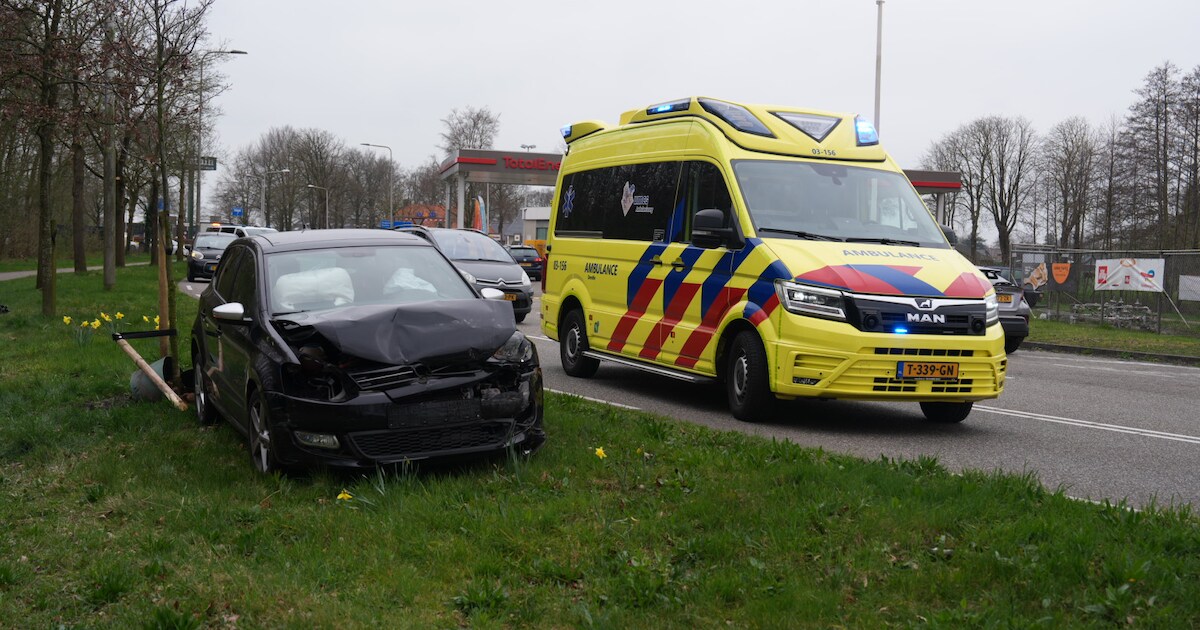 Auto flink in de kreukels na kop-staartbotsing in Meppel, drie mensen ...