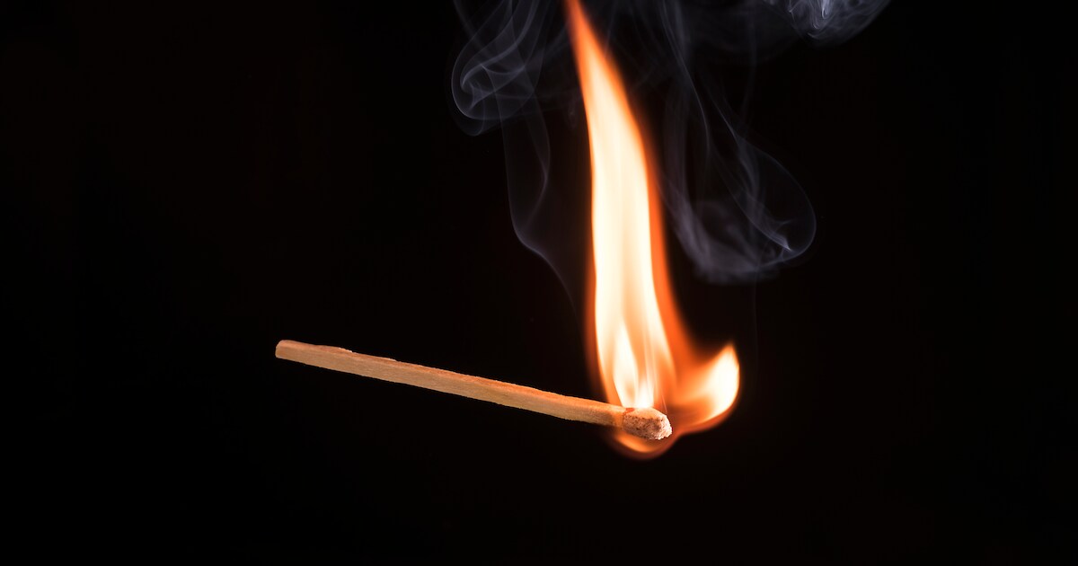 Vader zegt dat zijn dochter een brandende lucifer naar hem gooide: ‘Zou ...