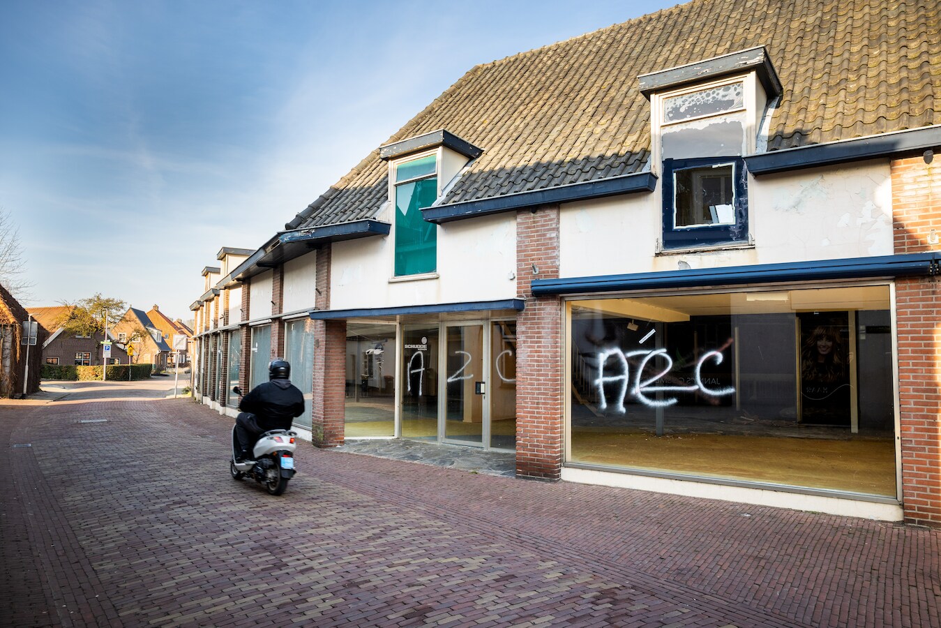 Dinie (65) kijkt zes jaar uit op deze vervallen winkel, dan komt ...