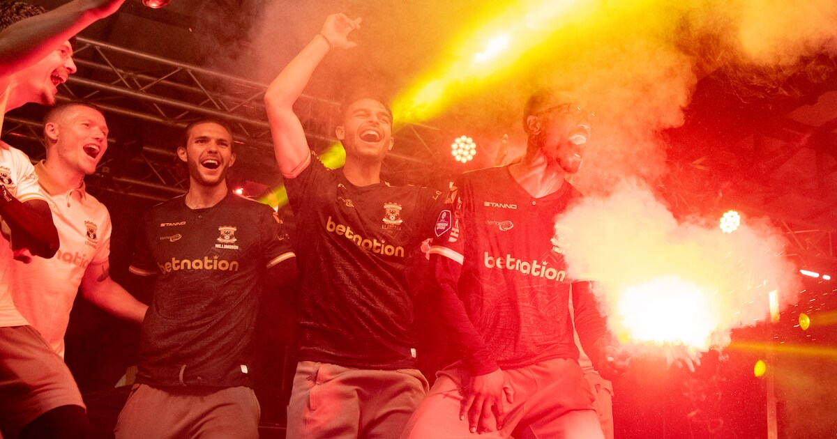 Diep in de avond barst stadion uit zijn voegen bij huldiging GA Eagles ...