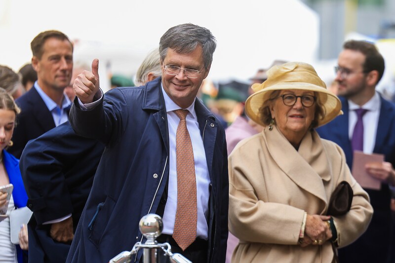 Koninklijke familie stapt in Glazen Koets voor tocht naar schouwburg ...