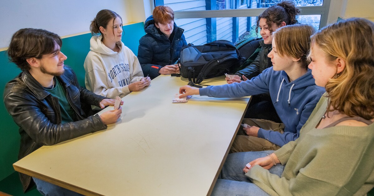 Alexander (17) wordt gesnapt met mobieltje op school, maar is een van de weinigen: ‘Eindelijk ...