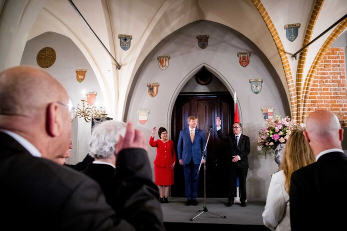 Koning sluit bezoek Letland af onder wapenschilden Kampen en Deventer ...