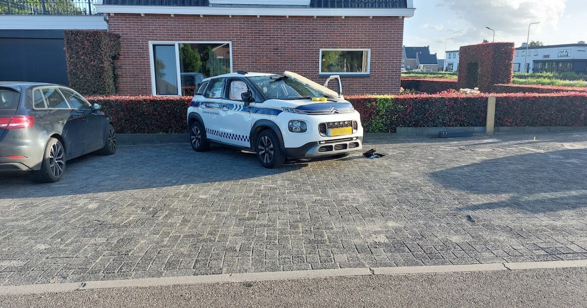 Dienstauto van handhaving flink beschadigd na aanrijding bij Mariënberg ...