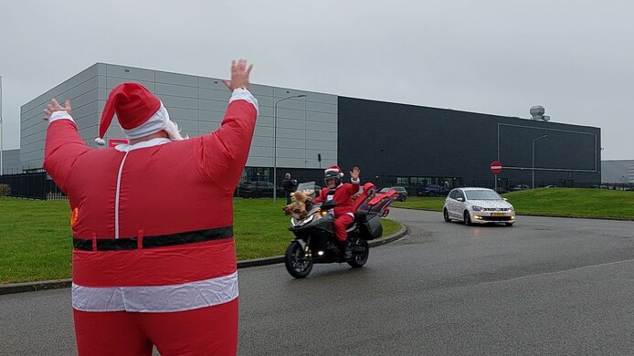 Bijzonder tafereel op de weg: tientallen kerstmannen op motoren ...