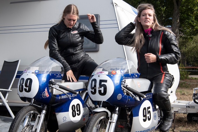 Twee jonge meiden racen in Luttenberg op stokoude motoren: ‘De kick ...