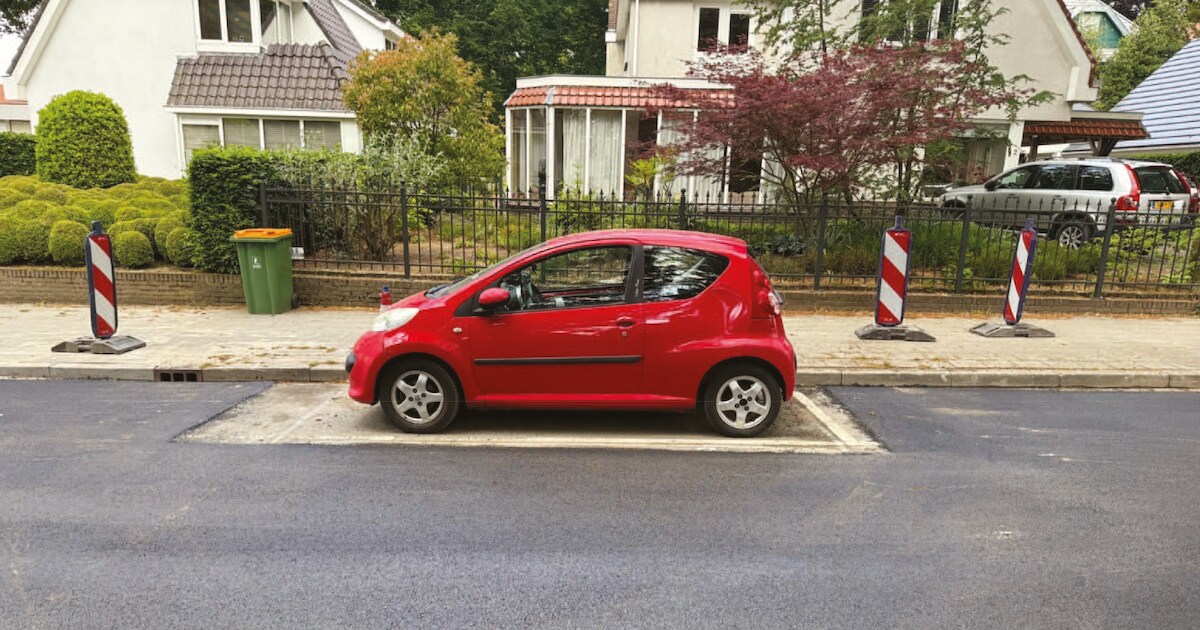 Auto staat gruwelijk in de weg bij asfalteren in Ede: ‘Dit zal een ...