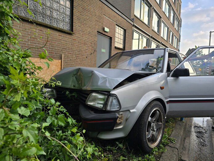 Auto vliegt uit de bocht en rijdt tegen boom in Meppel, bestuurder ...