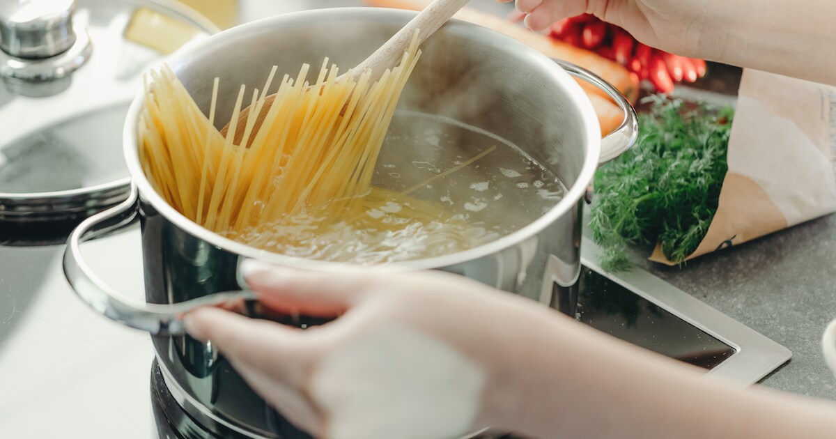 Waarom je champignons best mag afspoelen, maar gekookte pasta absoluut ...