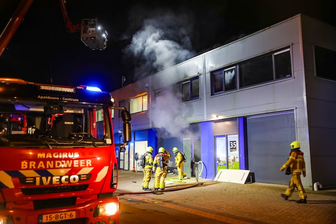 Veel rookontwikkeling bij brand in bedrijfspand op industrieterrein Apeldoorn | 112 nieuws ...