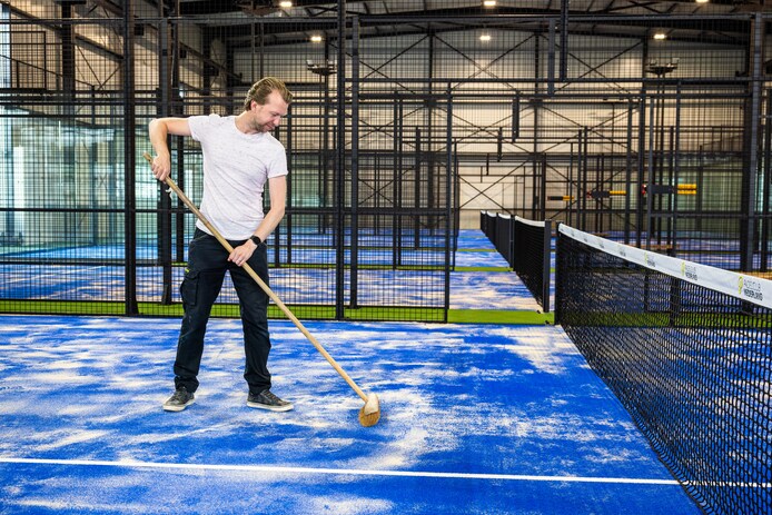Padel? Dat mocht hier niet van de gemeente, maar dankzij slimmigheidje kan het nu tóch ...