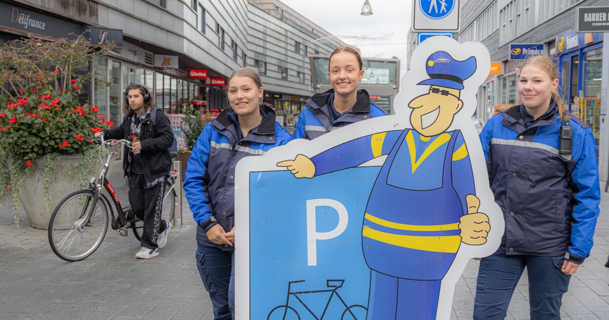 Studenten in Zwolle controleren hier of mensen op fatbike en fiets wel ...
