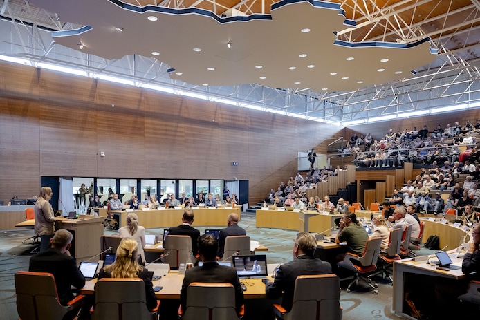 Zwolle stemt ondanks protesten in met azc voor 400 asielzoekers ...
