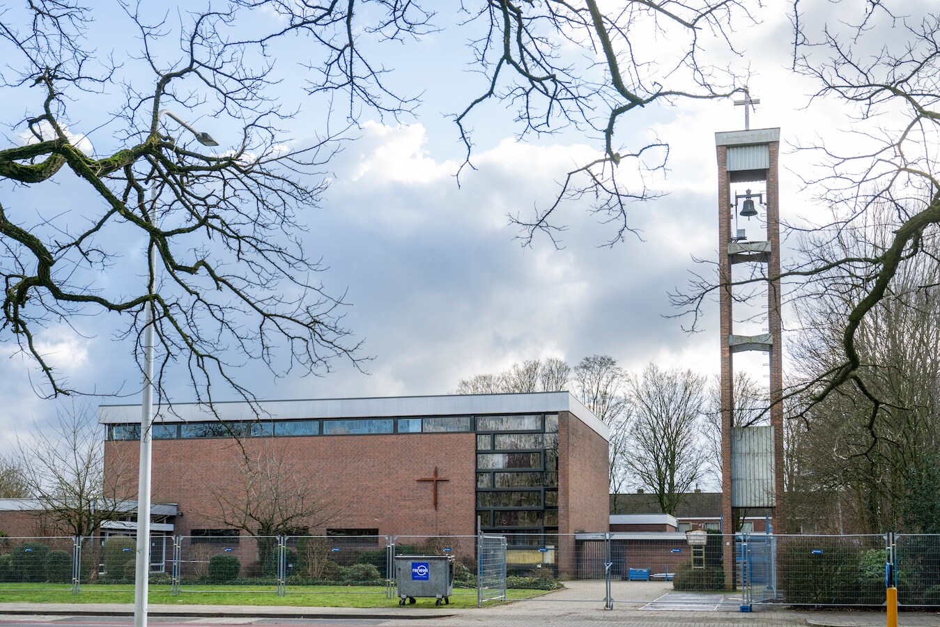 Deze kerk in Almelo wacht de sloopkogel, maar voor de klokkentoren is ...