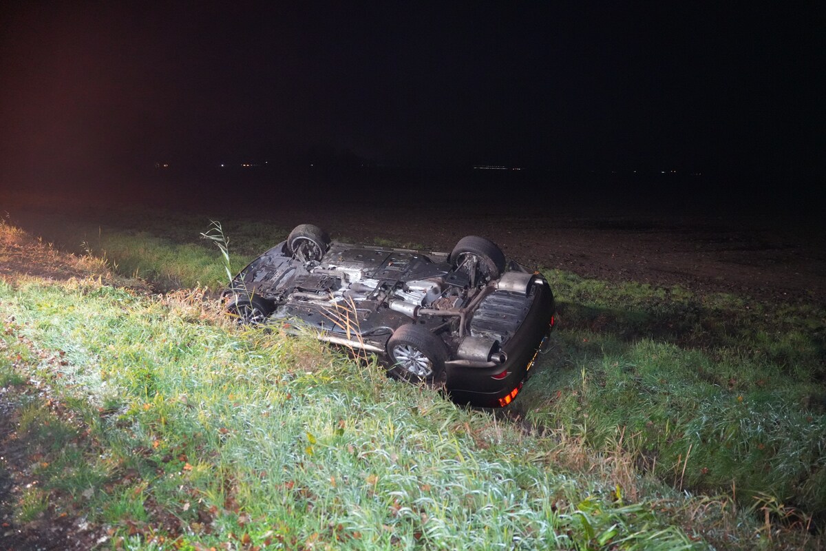 Auto op zijn kop in sloot aan De Bese bij Dalfsen | 112 nieuws Dalfsen ...