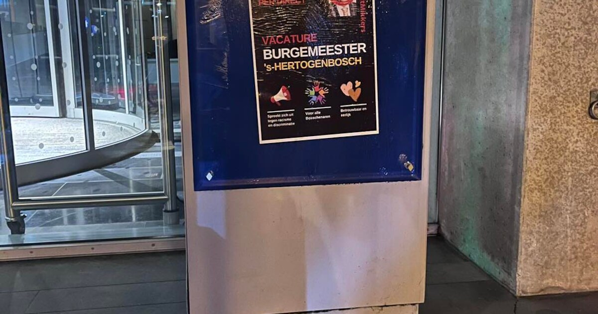 Posters op Bosch stadhuis met teksten die eisen dat burgemeester ...