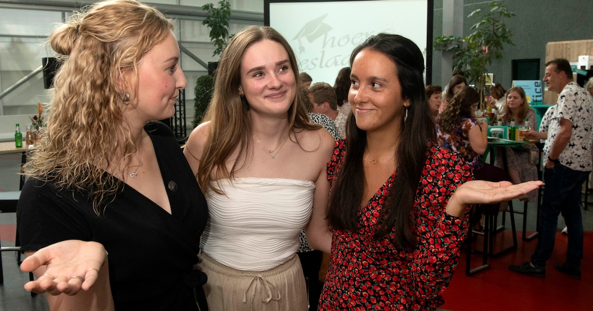 Saxion schrapt roos bij diplomering: ‘Ik mis het wel eigenlijk ...