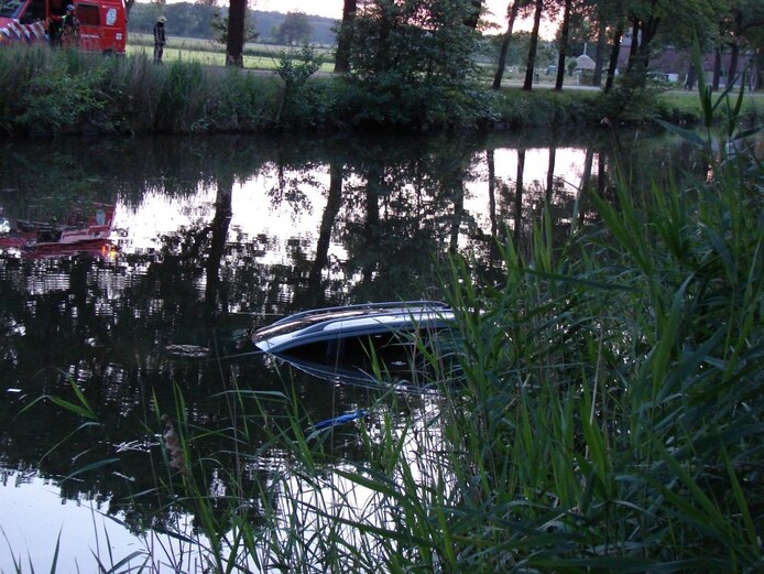 Natte broek na duik met auto in kanaal | Apeldoorn | destentor.nl