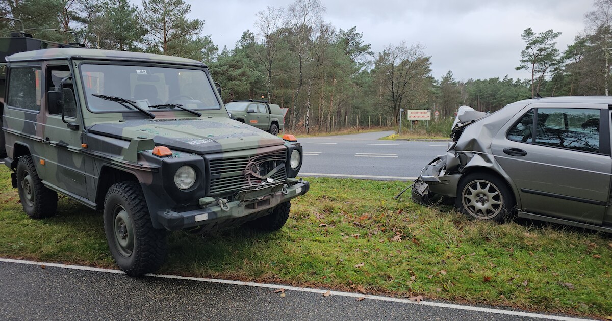 Terreinwagen van Defensie botst met auto, schade aan voertuigen is ...