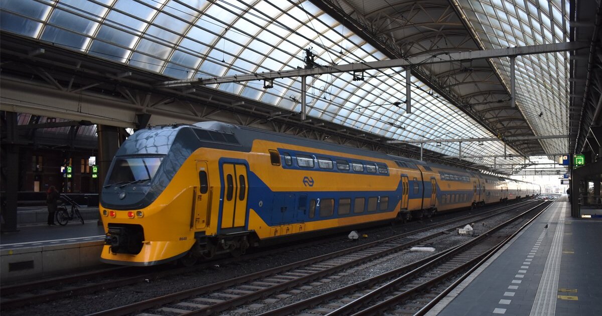 Peukie op het perron? Al zo lang is dat verboden op station Amsterdam ...