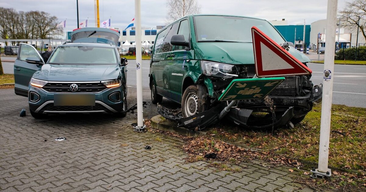 Bestelbus botst op auto van politie tijdens verkeerscontrole in Apeldoorn | 112 nieuws Apeldoorn ...