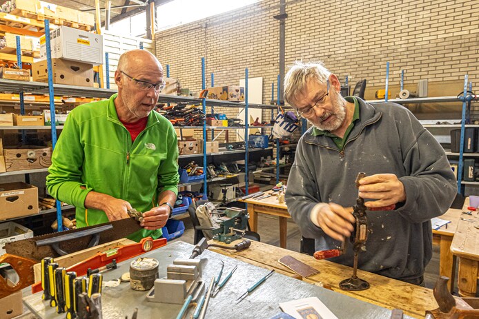 Zij redden gereedschap van de schroot en schieten Afrika te hulp: ‘Als ...