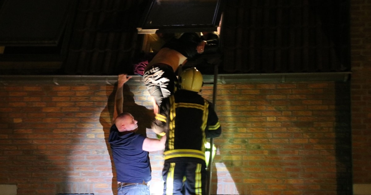 Brandweer bevrijdt jongen uit dakraam | Overig | De Stentor.nl