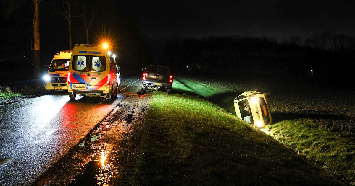 Auto belandt in greppel na forse botsing bij Urk | Regio | De Stentor.nl