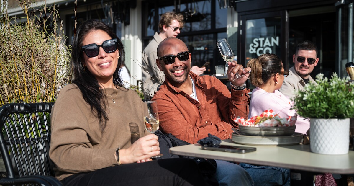 Genieten van de eerste lentedag op het terras: ‘Dat mag wel even ...