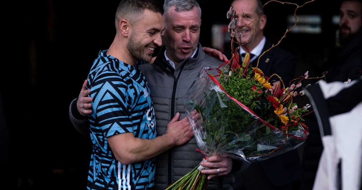 Rood gele bloemen van Go Ahead Eagles voor PEC Zwolle-icoon Van Polen ...