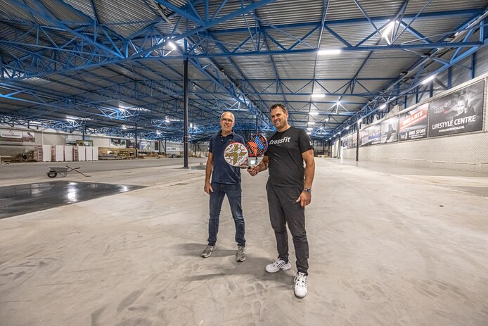 Deze bijna lege ijshal in Dronten krijgt een nieuwe bestemming: ‘De locatie is perfect ...