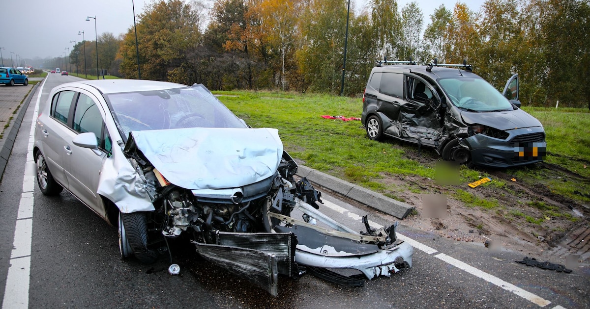 Botsing tussen bestelbus en personenauto zorgt voor ravage op A50 bij Apeldoorn | 112 nieuws ...