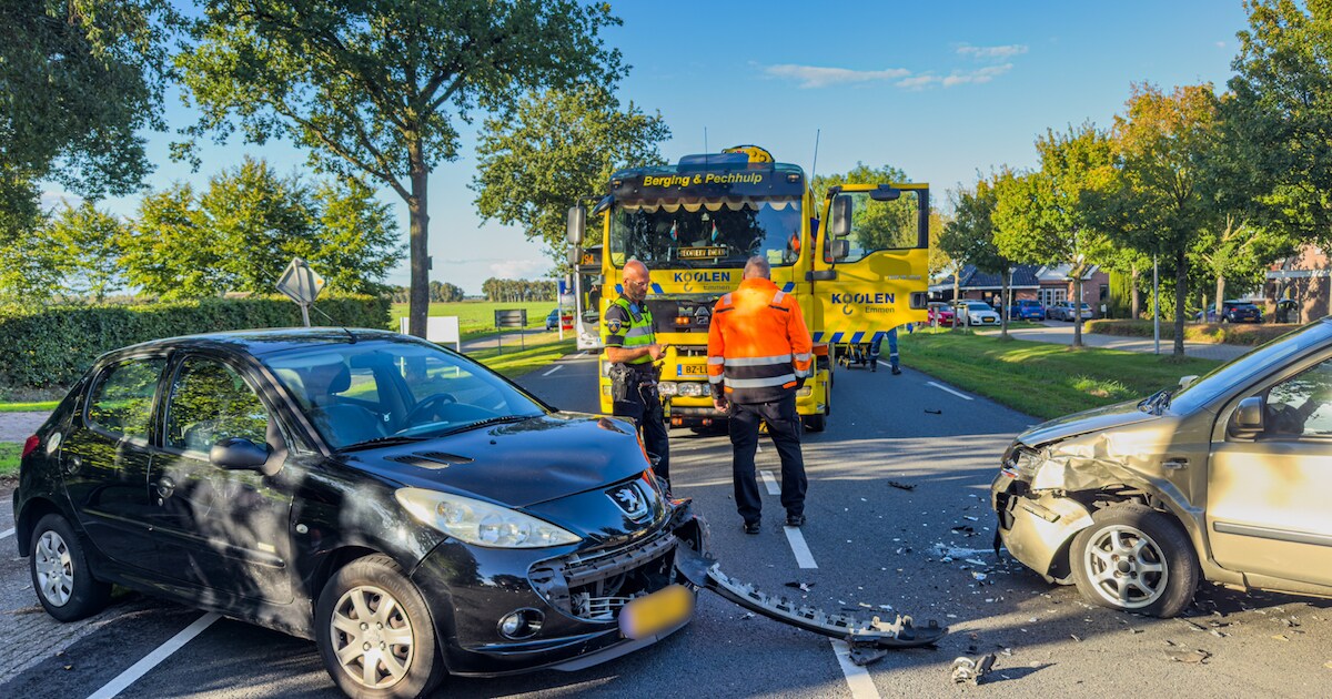 Auto verliest bumper bij botsing op kruispunt in Weiteveen, inzittende ...