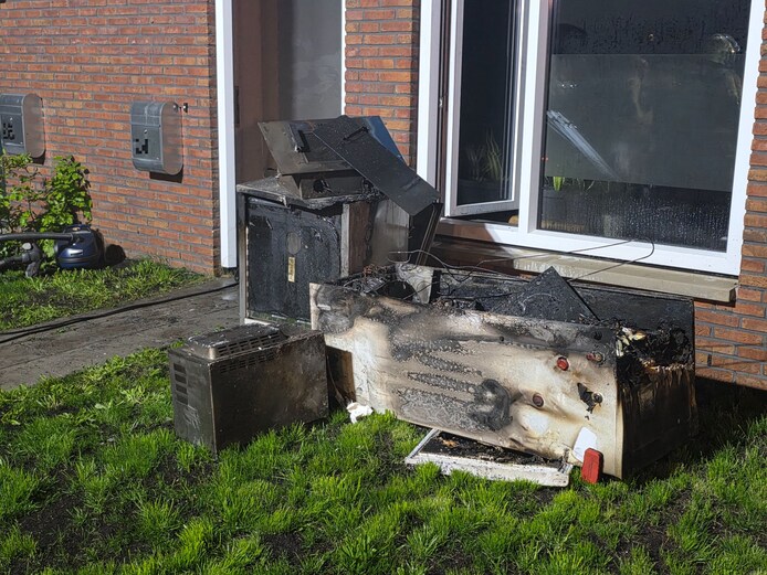 Veel schade in woning Scheerwolde na brand, bewoner van dak gehaald | 112 nieuws Steenwijkerland ...