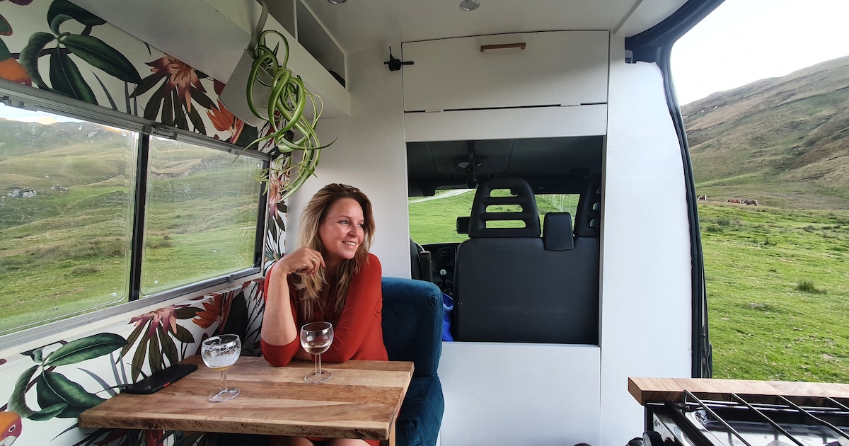 Esther Verhoef ontdekt de ‘bonnefooier’ in zichzelf : ‘Vrolijkheid en ...